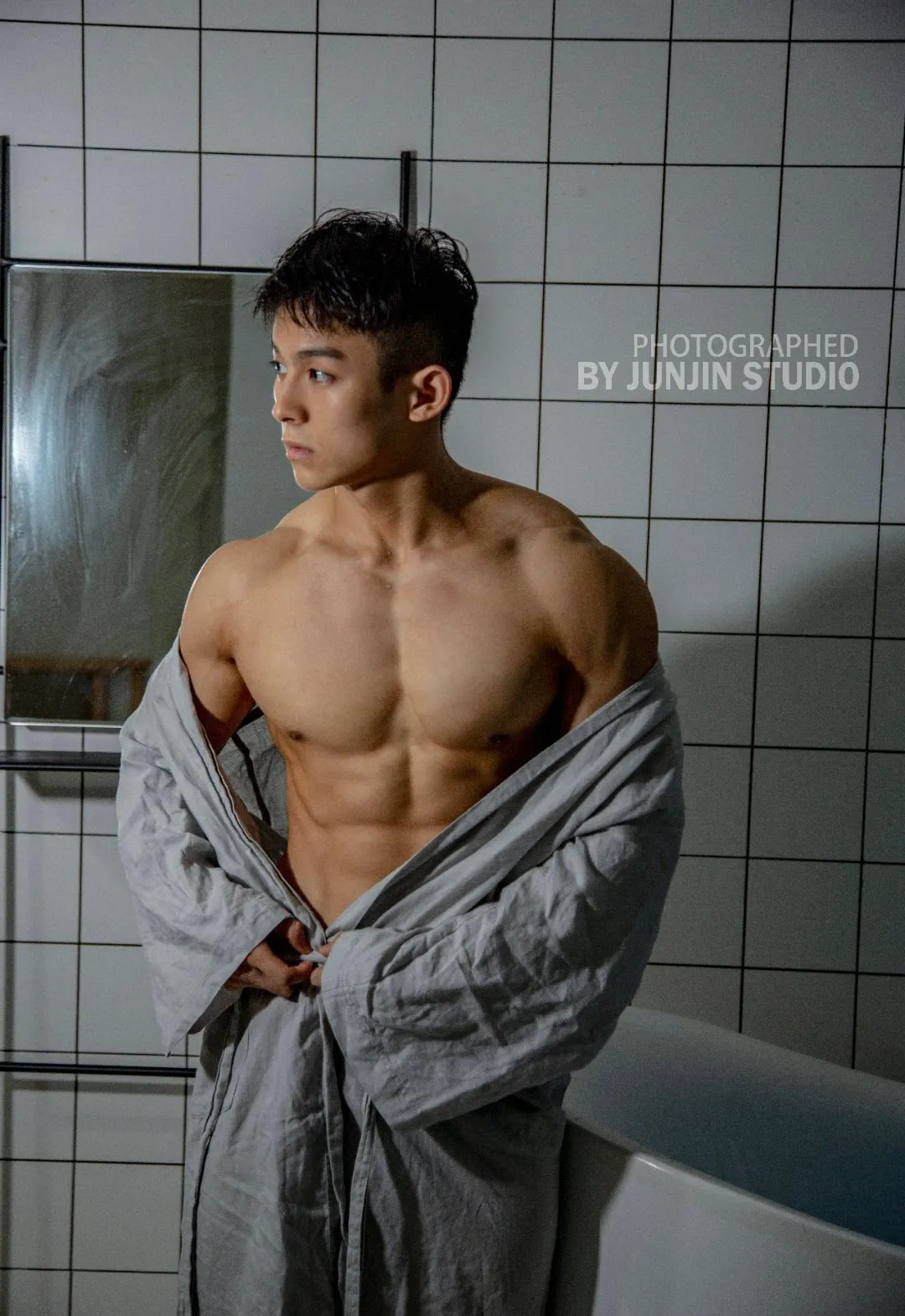 健体运动型男肌肉帅哥,方形大胸肌刀刻腹肌,这身腱子肉太让人羡慕了 小蓝短视频