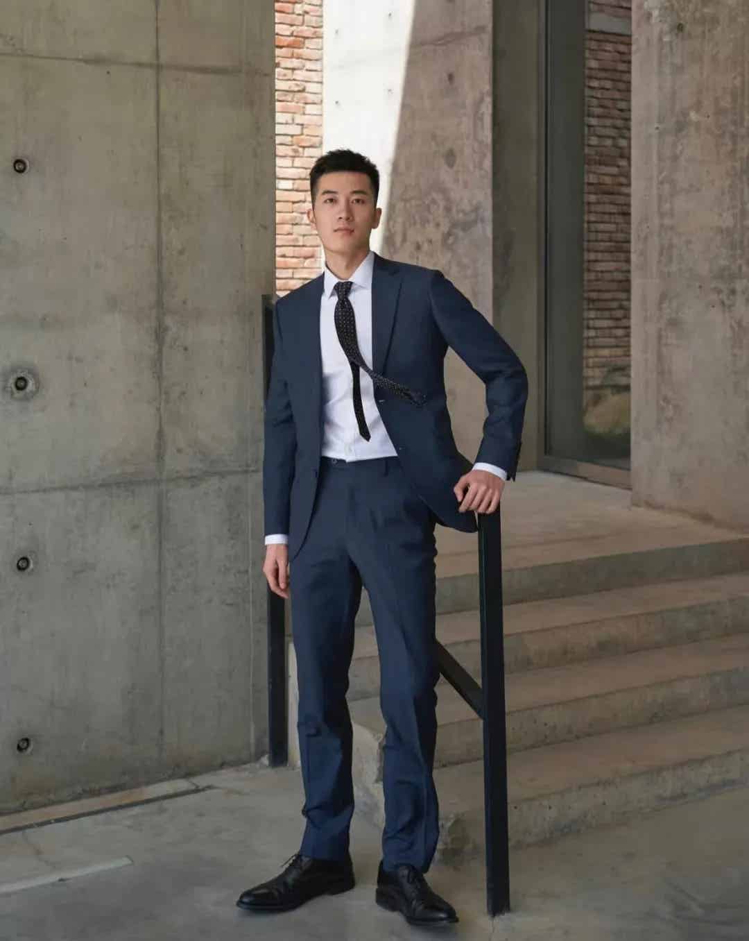 196CM正装长腿男自拍照，？穿CK内裤实力藏不住！-小蓝短视频