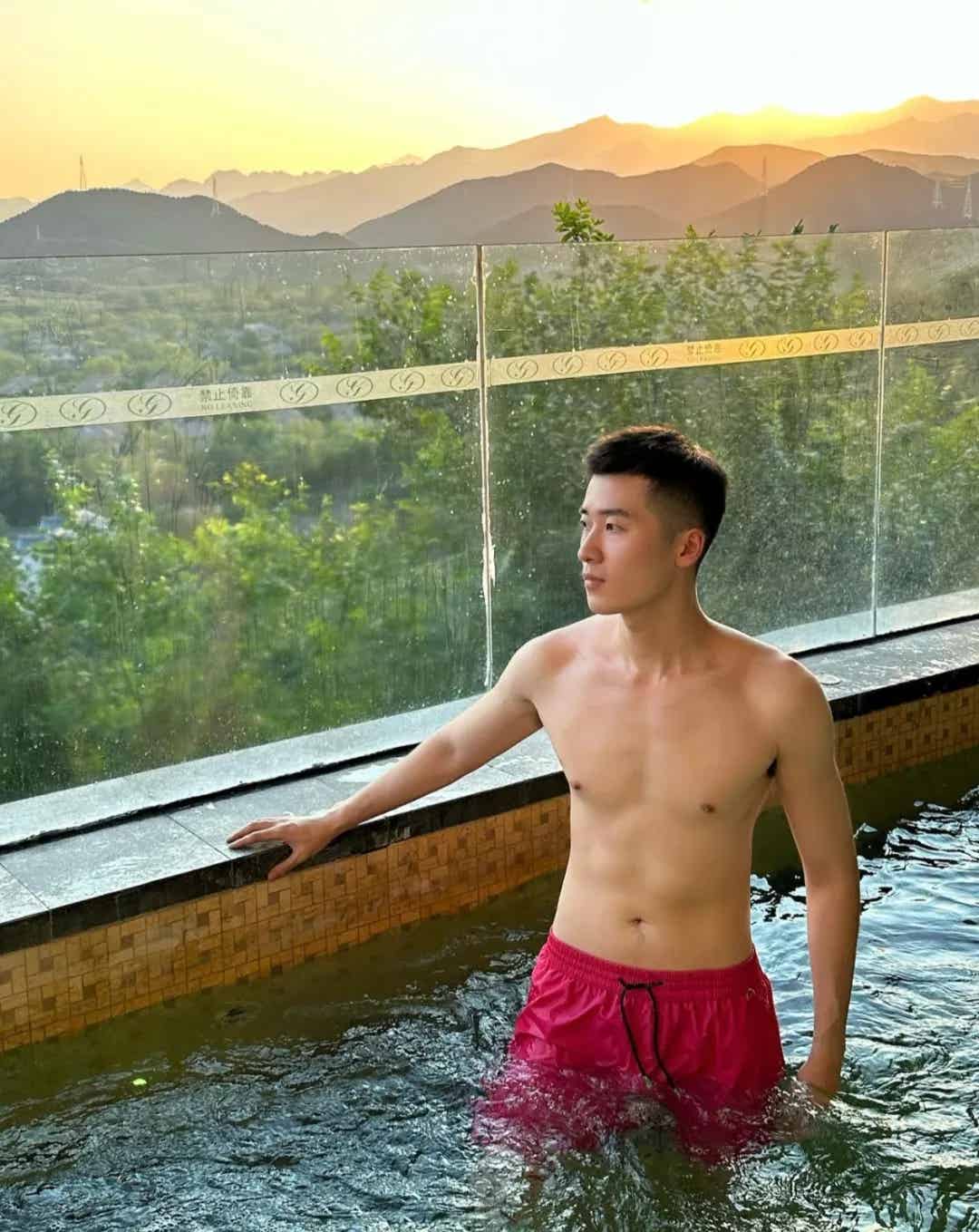 196CM正装长腿男自拍照，？穿CK内裤实力藏不住！-小蓝短视频