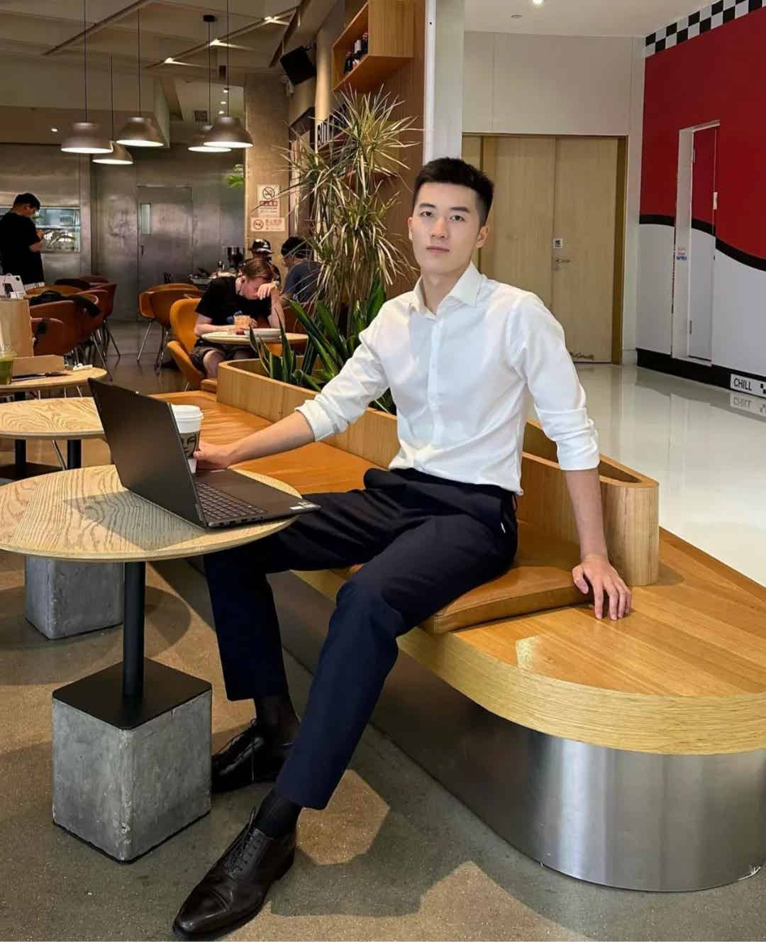 196CM正装长腿男自拍照，？穿CK内裤实力藏不住！-小蓝短视频